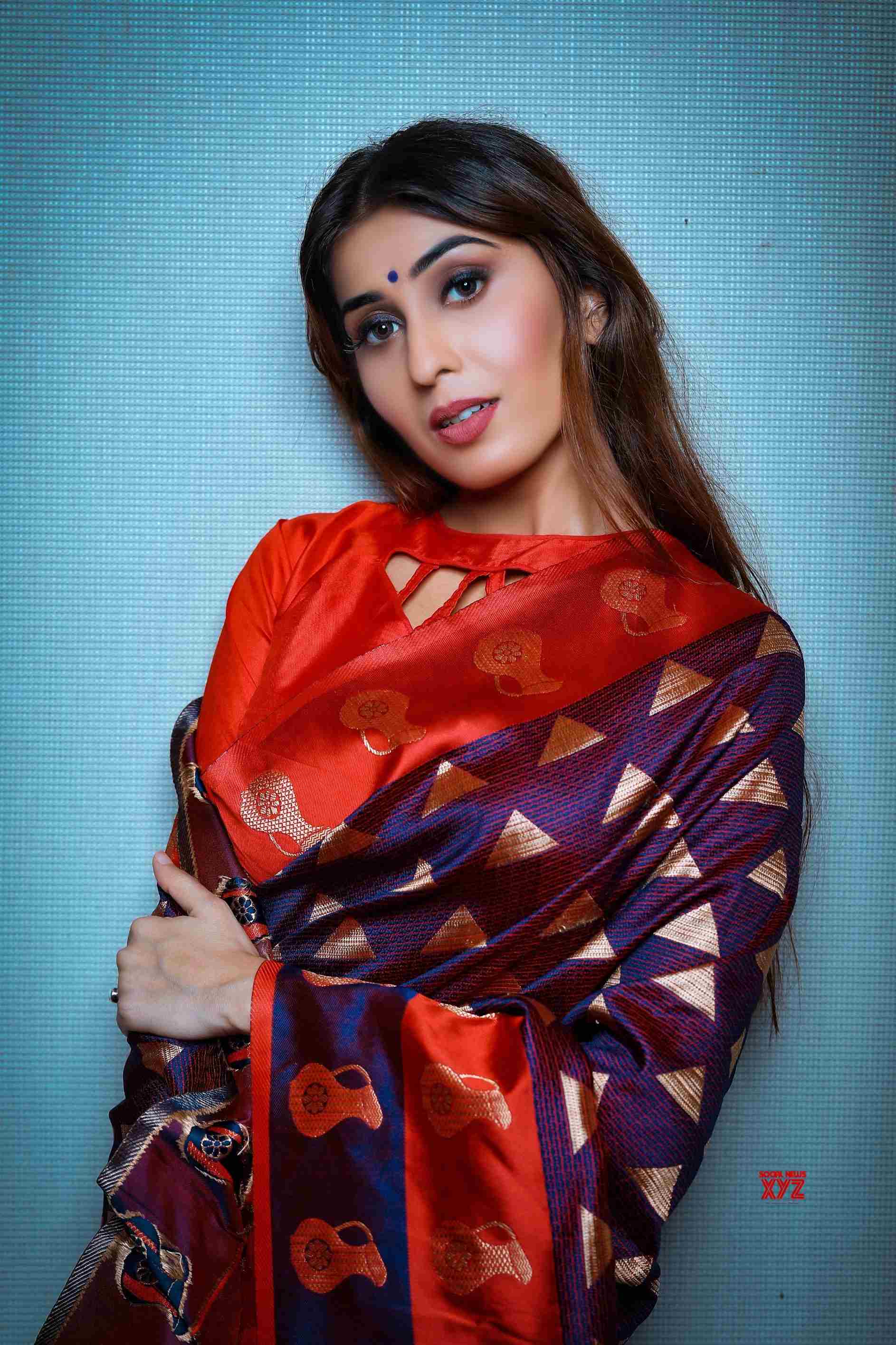 Actress Ruma Sharma's Glam Stills From A Saree Photo Shoot For Yadu ...