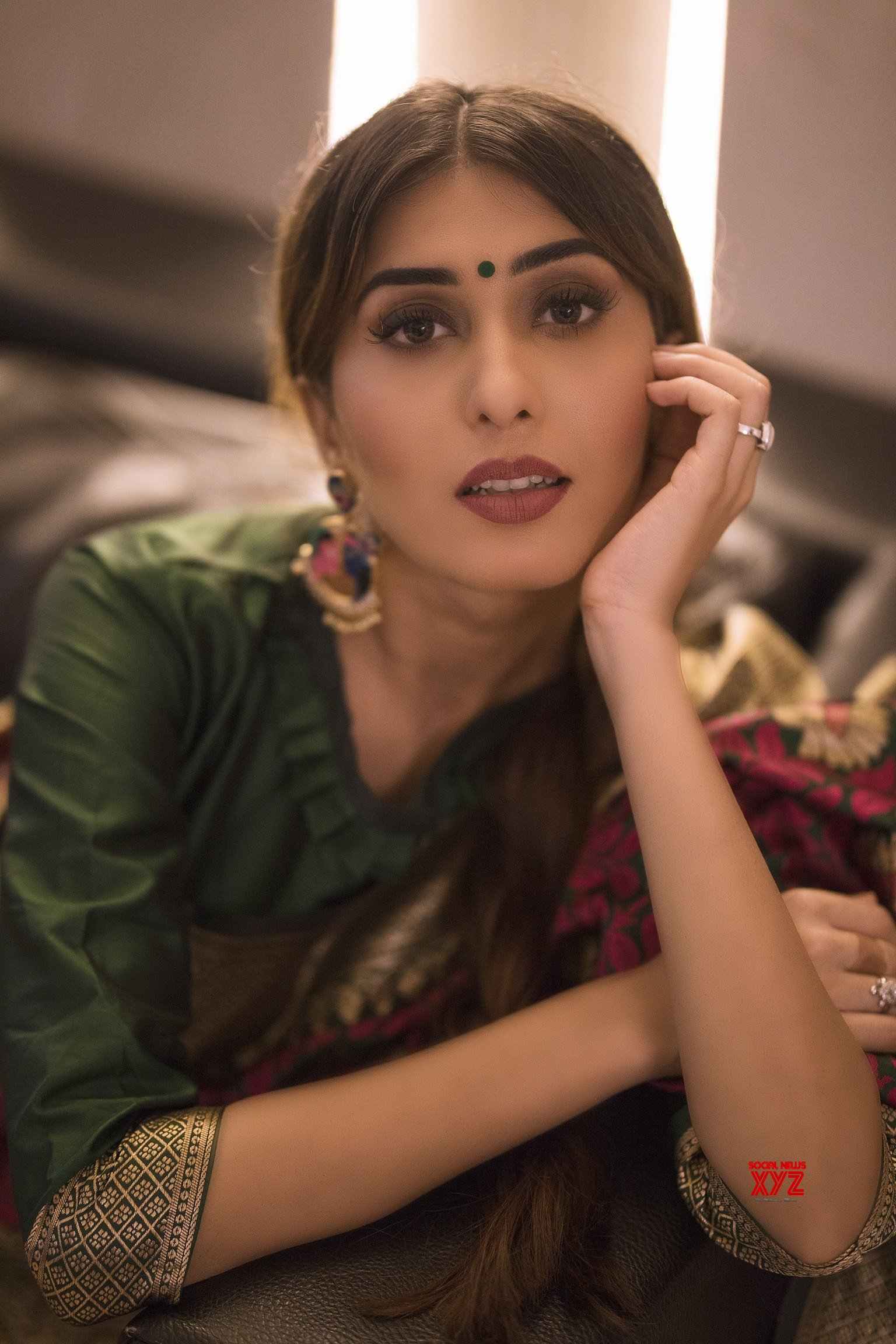 Actress Ruma Sharma's Glam Stills From A Saree Photo Shoot For Yadu ...