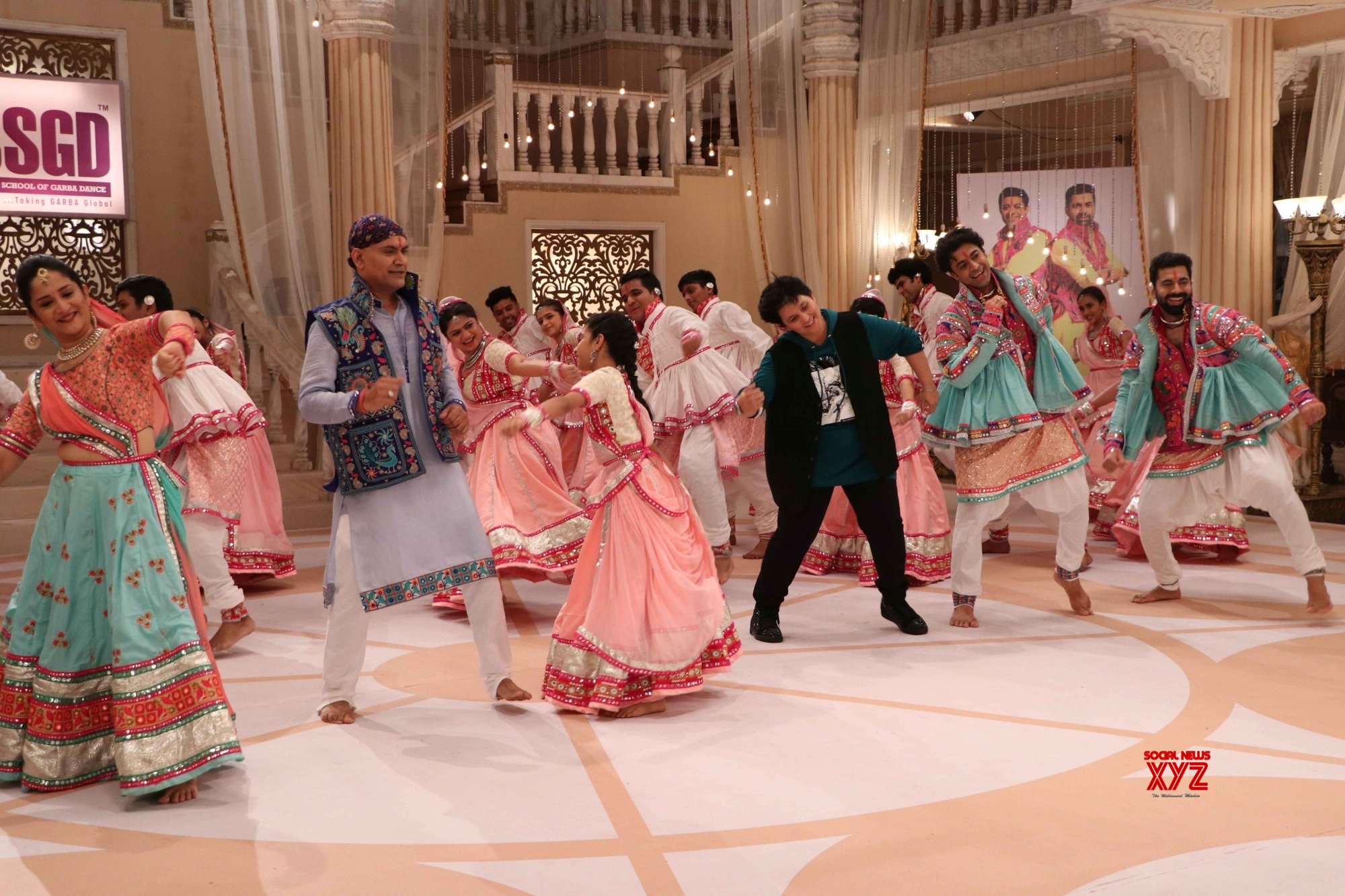 Mumbai: Kokilaben Ambani Launches "Radha Ne Shyaam" by Falguni Pathak ...