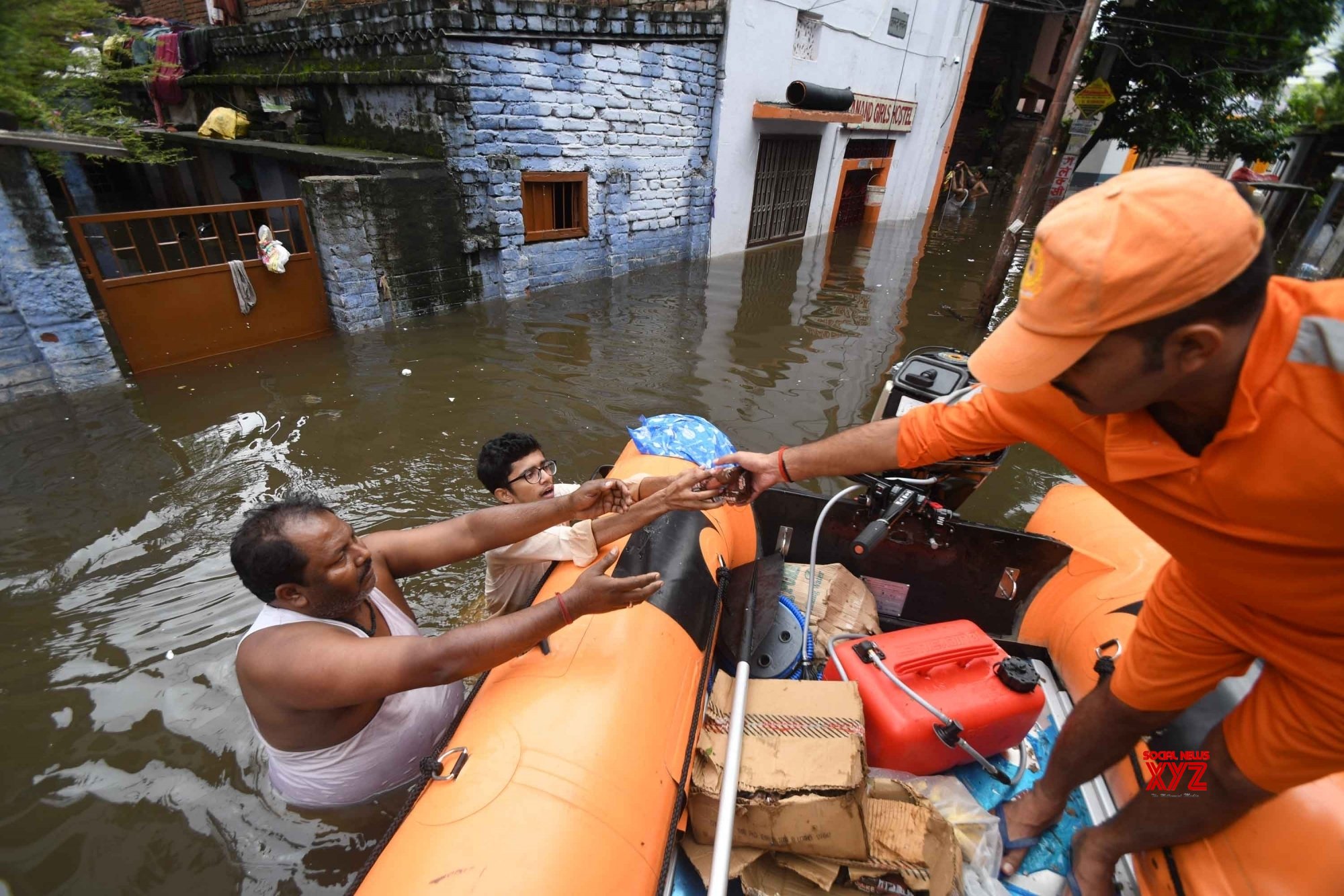 Patna: Floods (Batch - 7) #Gallery - Social News XYZ
