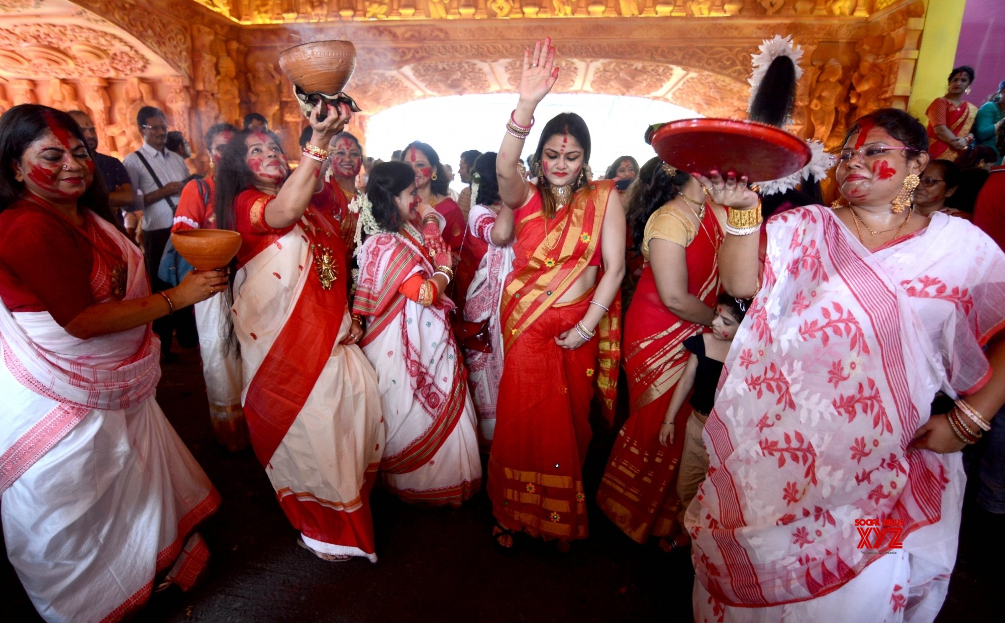 Kolkata: Women perform 'Dhunachi dance' #Gallery - Social News XYZ