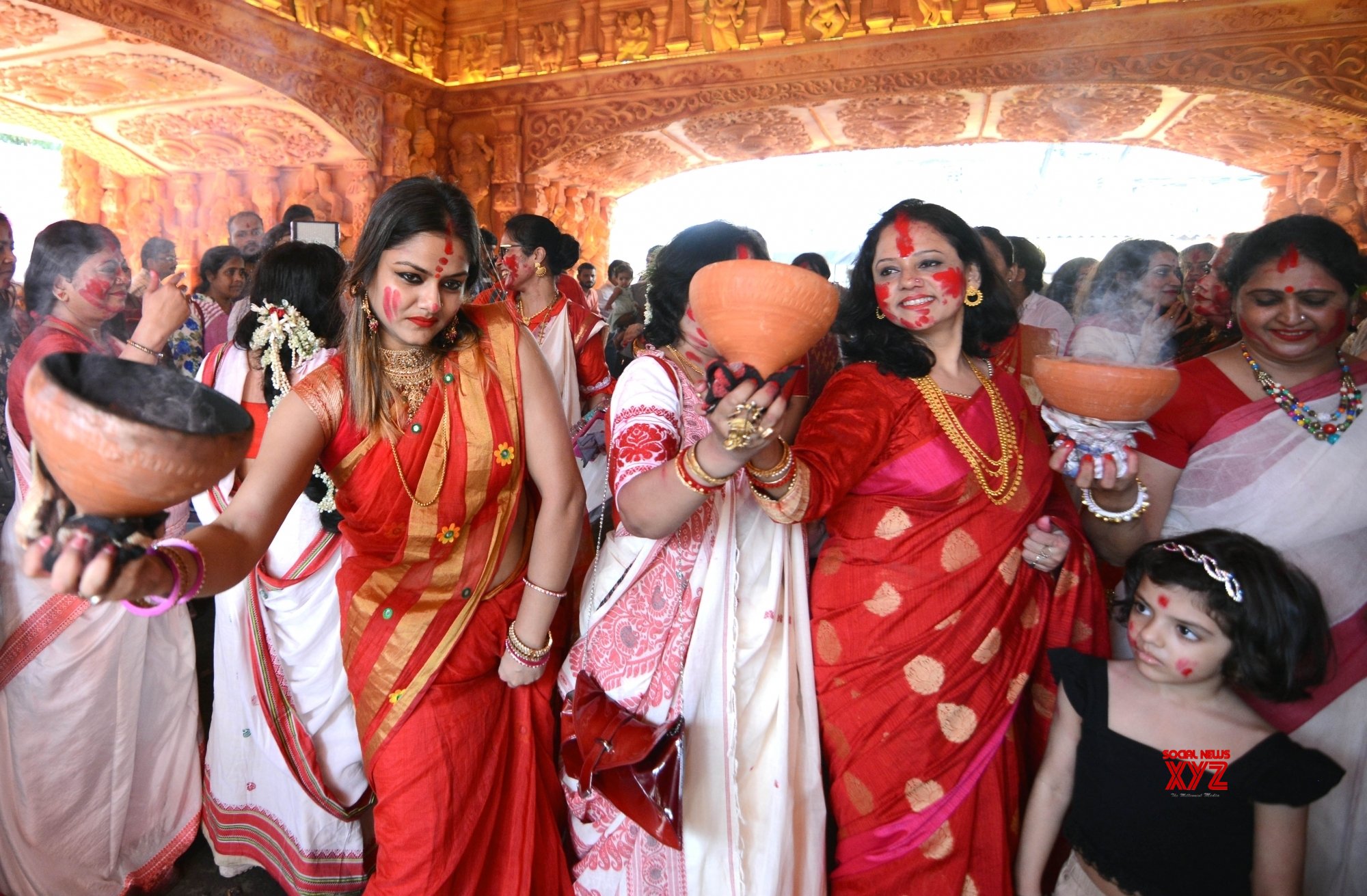 Kolkata: Women perform 'Dhunachi dance' #Gallery - Social News XYZ