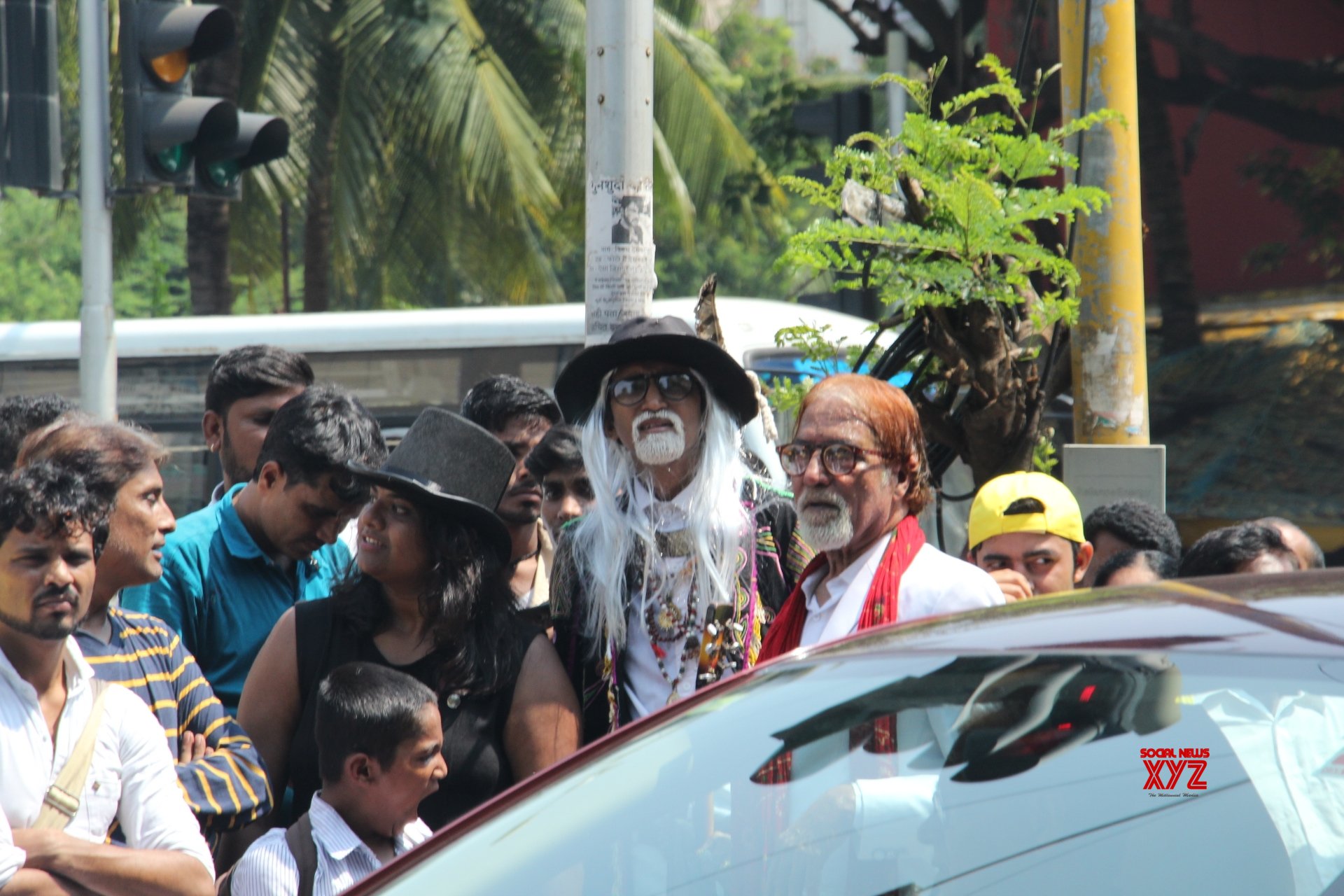 Mumbai: Amitabh Bachchan greets fans outside his residence on 77th ...