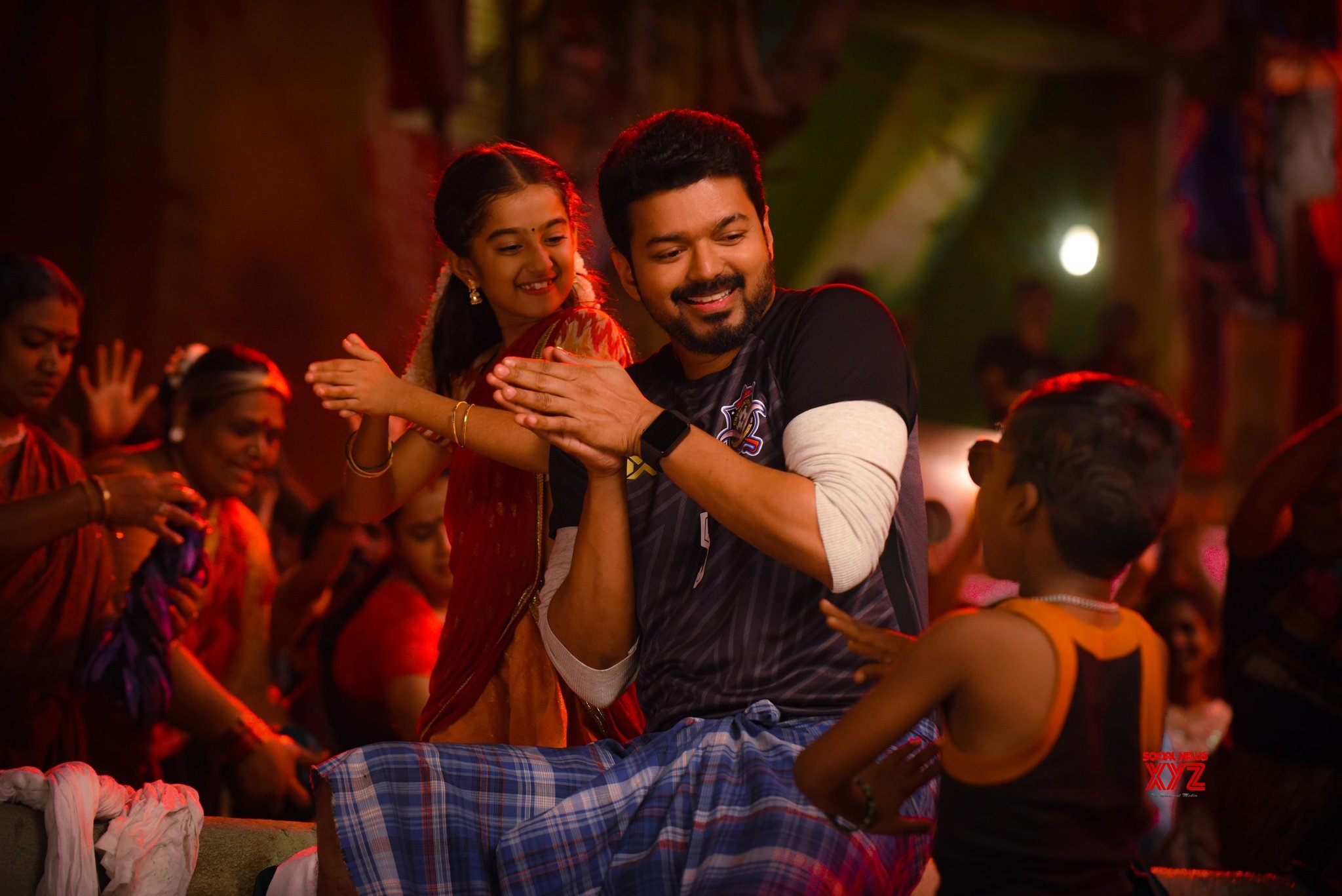 Thalapathy Vijay Stills From Bigil Movie Singappenney Song - Social ...