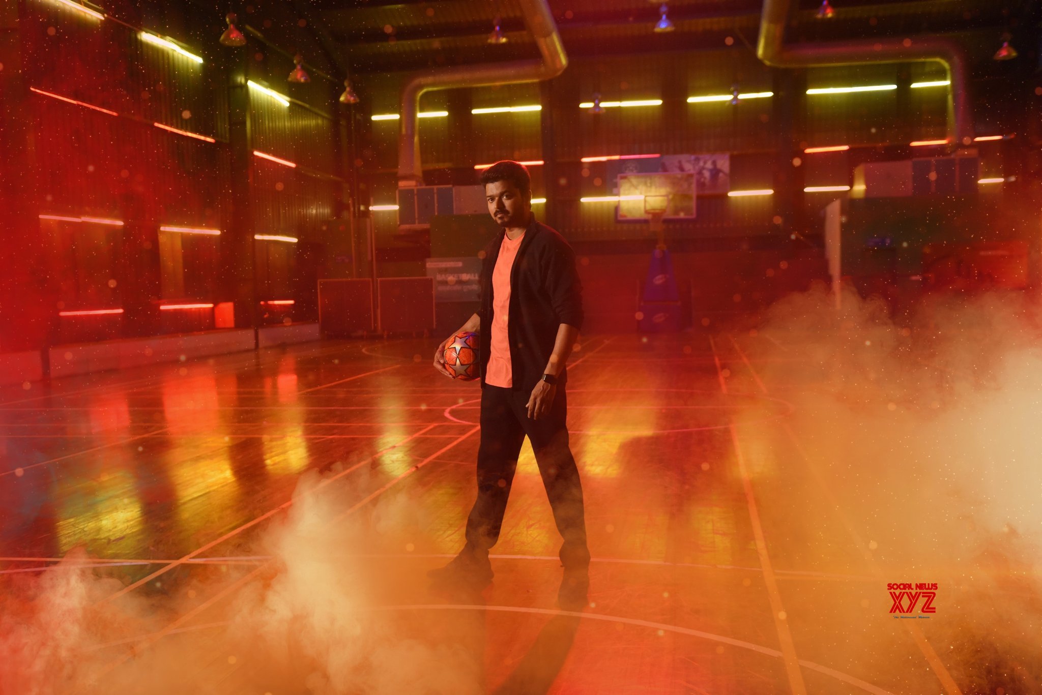 Thalapathy Vijay Stills From Bigil Movie Singappenney Song - Social ...