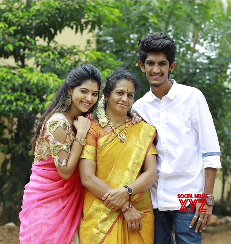 Actress Athulya Ravi Lovely Stills With Her Lovely Family - Social News XYZ
