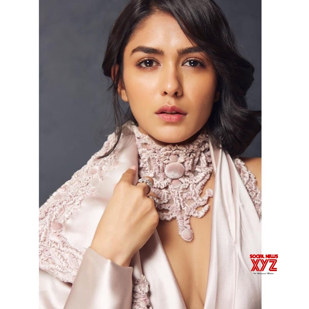 Actress Mrunal Thakur Sexy New Stills - Social News XYZ