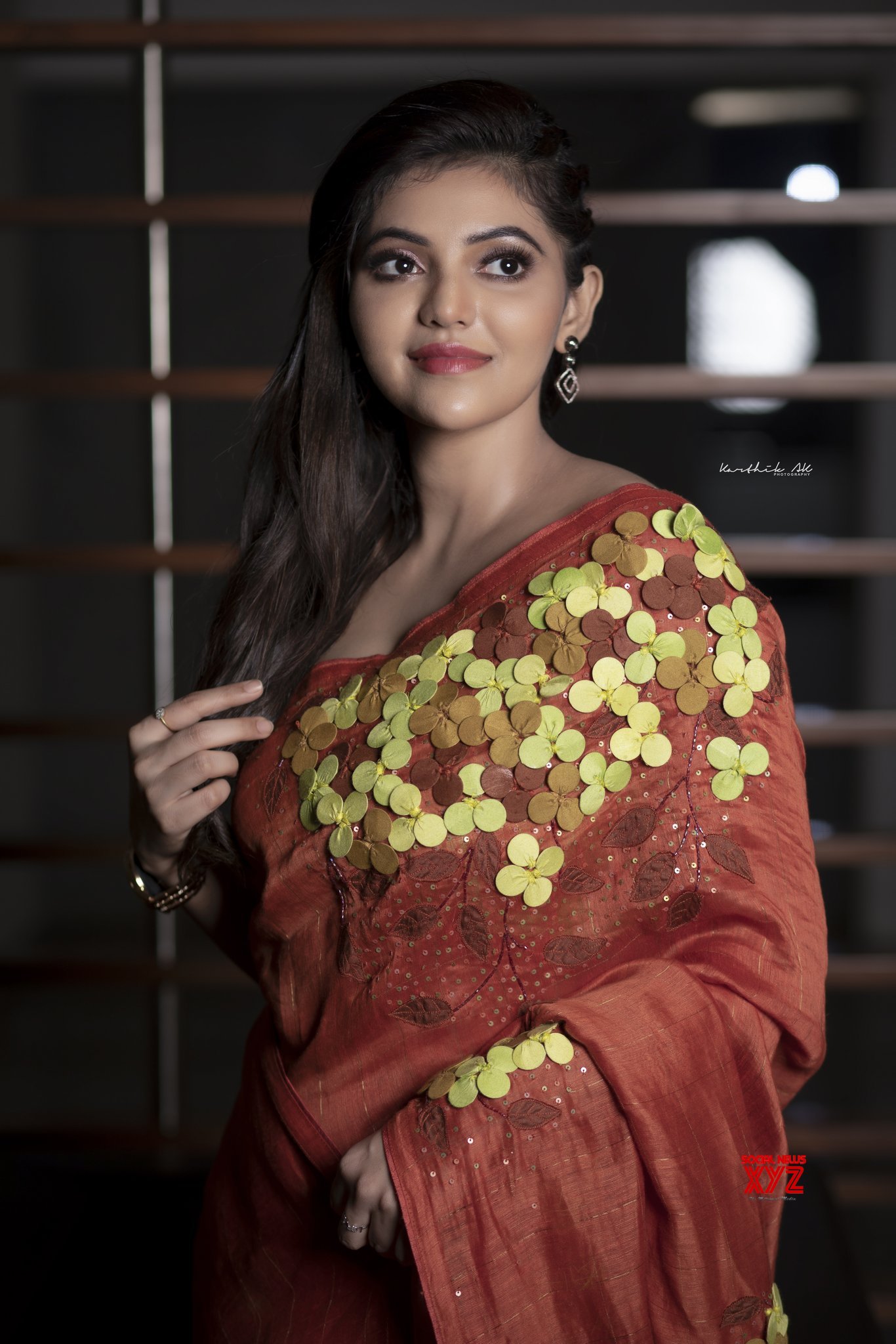 Actress Athulya Ravi Glam Stills In Simple Designer Saree - Social News XYZ