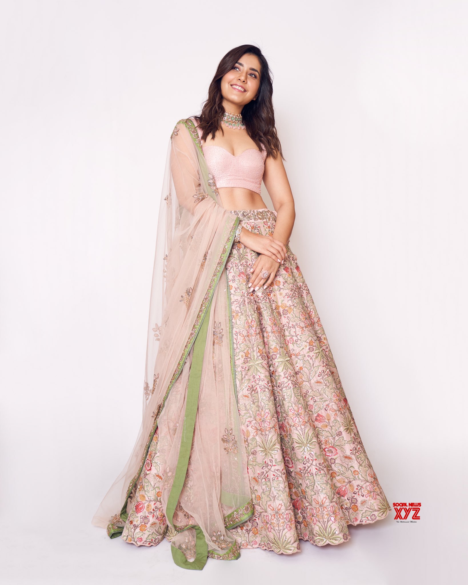 Actress Raashi Khanna Hot Glam Stills From Cure Foundation's Cancer ...