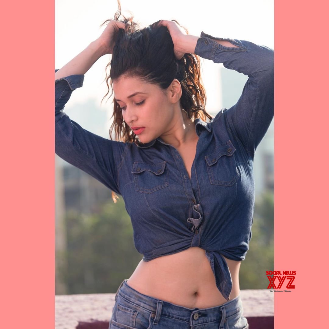 Actress Mannara Chopra New Stunning Stills - Social News XYZ