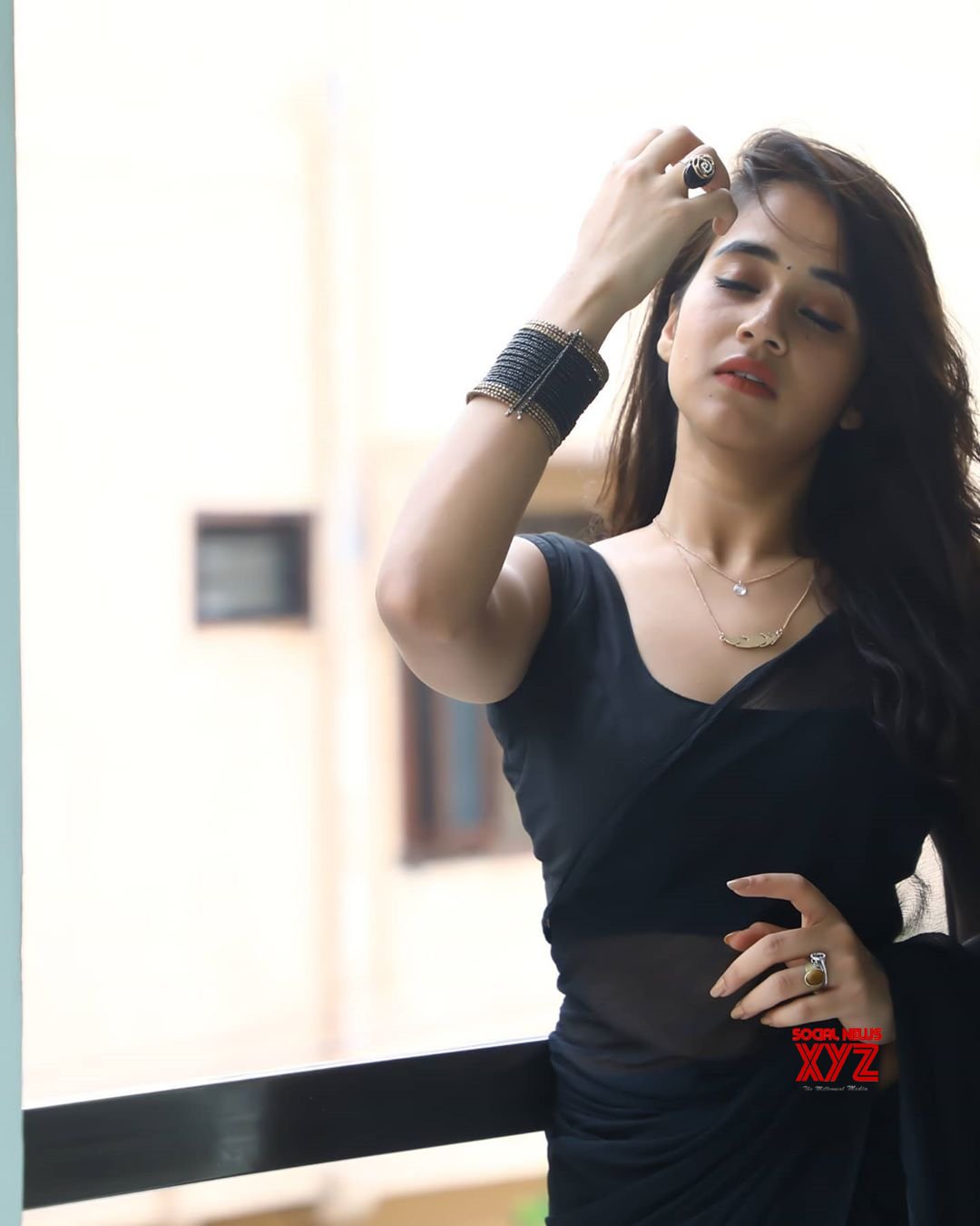 Actress Deepthi Sunaina Latest Hot New Photo Shoot Stills In A Saree ...