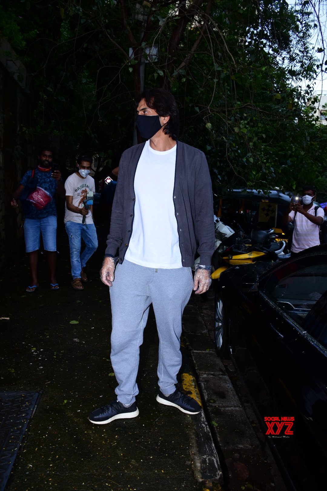 Arjun Rampal Spotted At Hakim Alim Salon In Bandra HD Gallery - Social ...