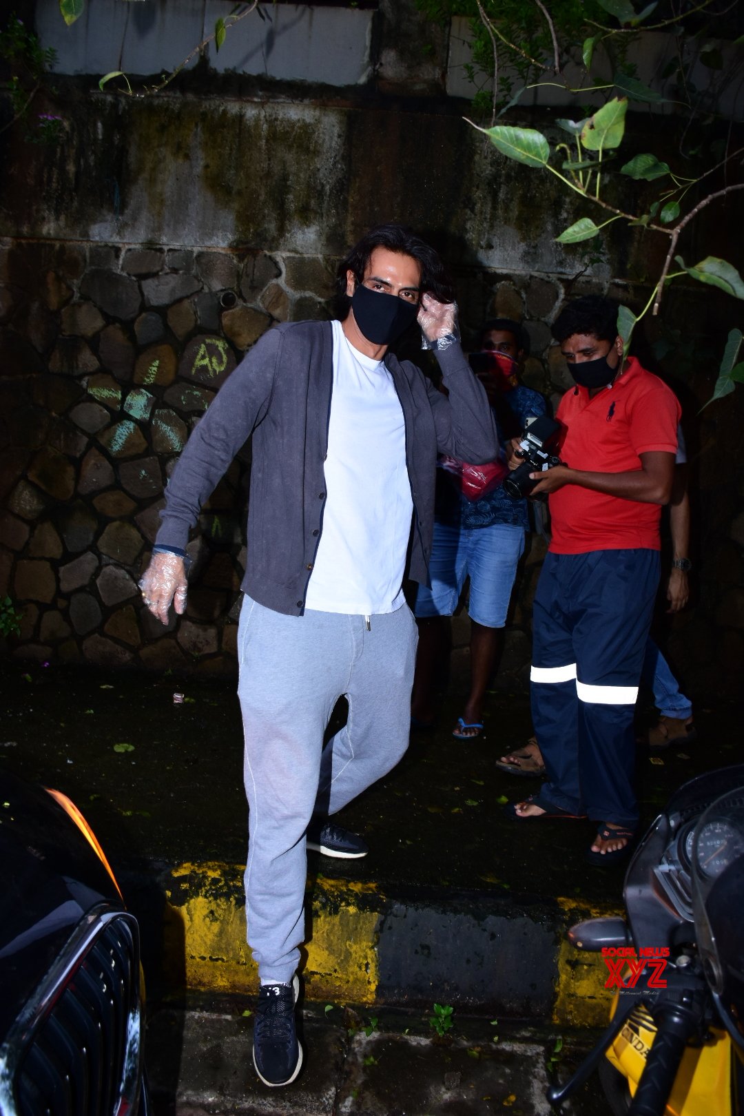 Arjun Rampal Spotted At Hakim Alim Salon In Bandra HD Gallery - Social ...