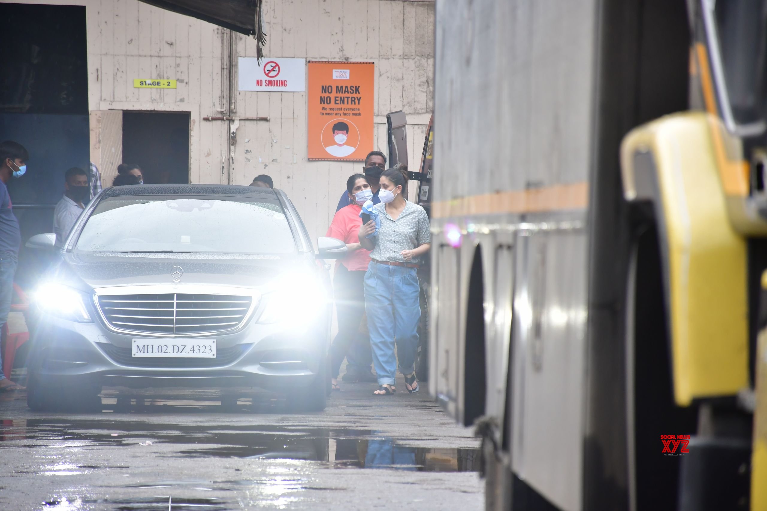 Kareena Kapoor Spotted At Mehboob Studio In Bandra HD Gallery - Social ...