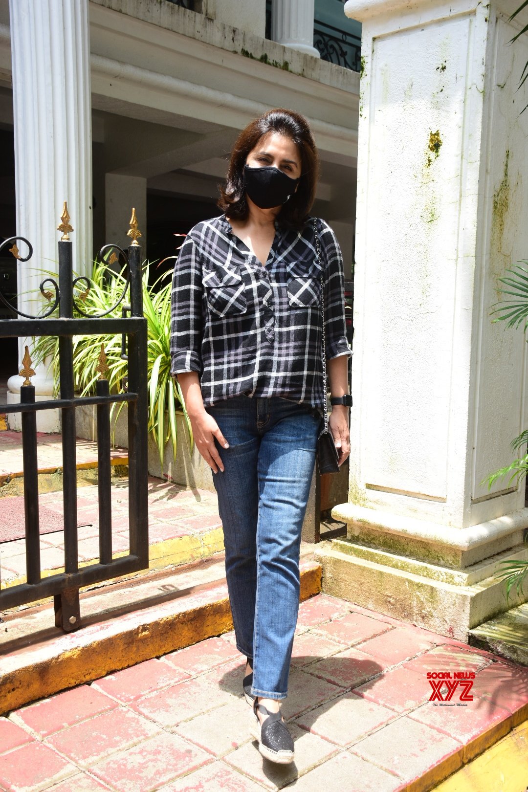 Neetu Singh Spotted At Bandra New HD Gallery - Social News XYZ
