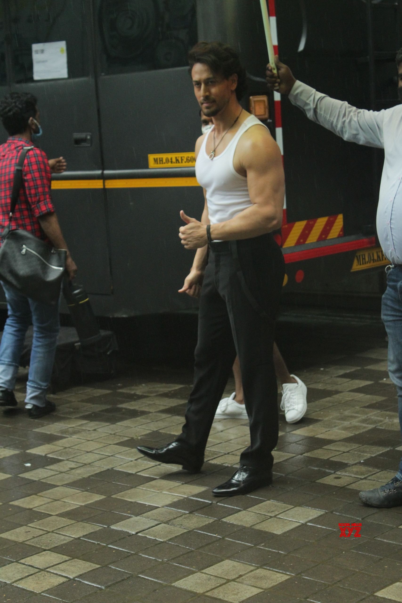 Tiger Shroff Spotted During A Shoot At Andheri Gallery - Social News XYZ