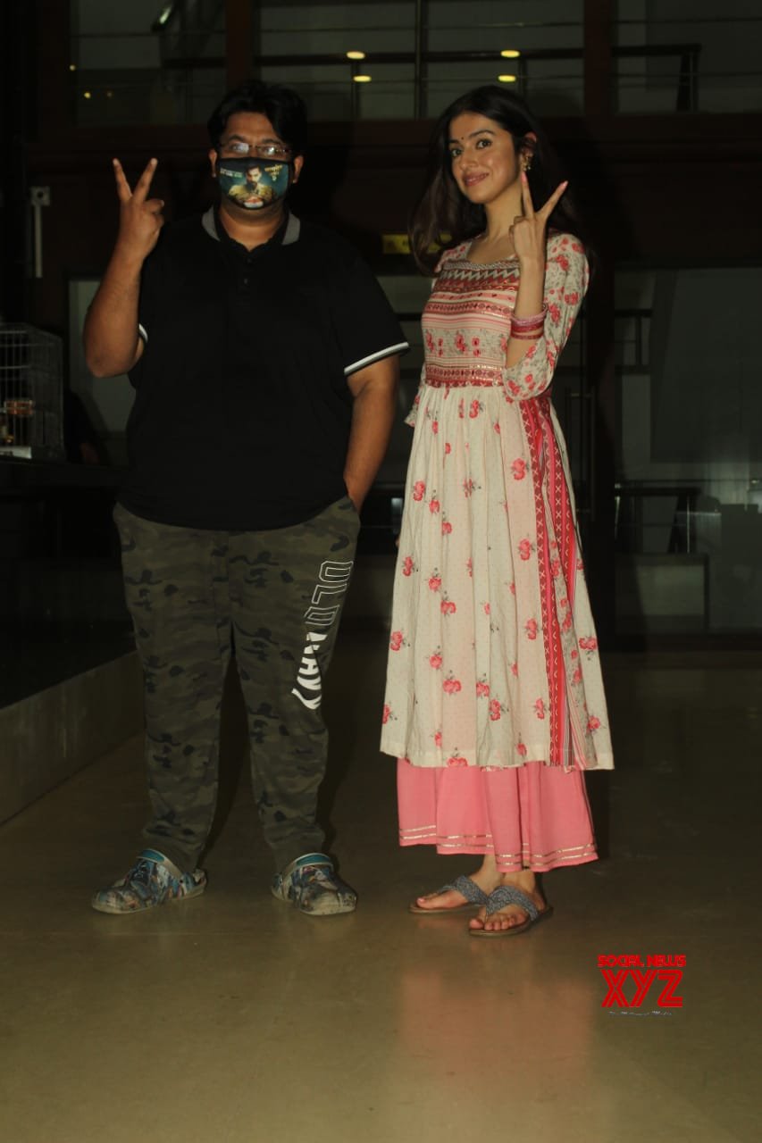 Actress Divya Kumar Khosla Spotted At Vile Parle Gallery - Social News XYZ