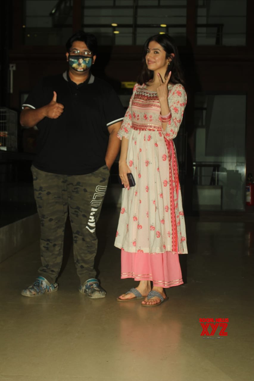 Actress Divya Kumar Khosla Spotted At Vile Parle Gallery - Social News XYZ