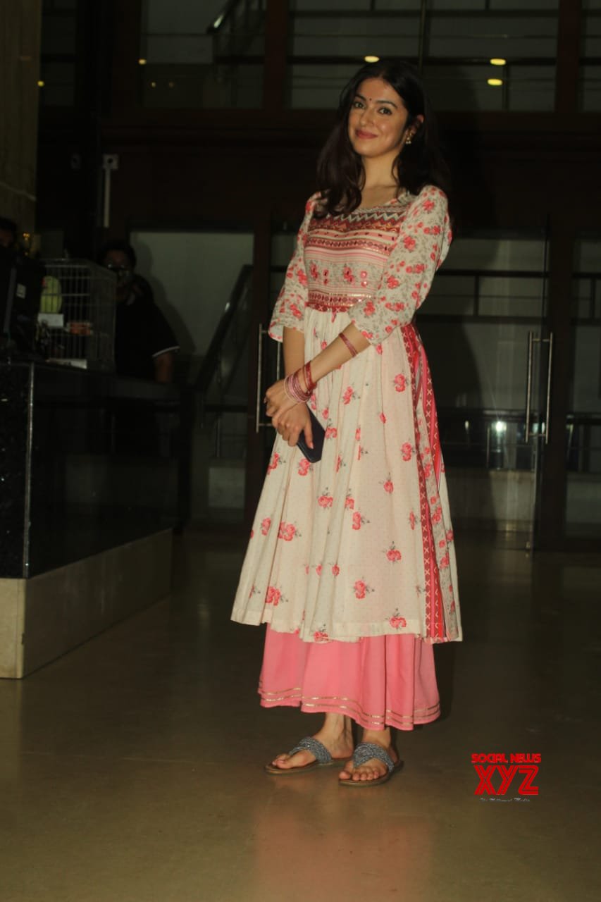 Actress Divya Kumar Khosla Spotted At Vile Parle Gallery - Social News XYZ