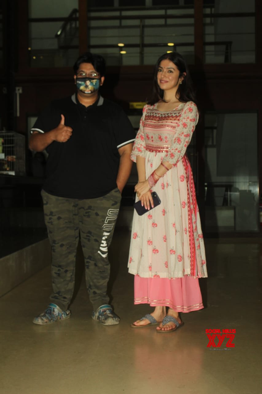 Actress Divya Kumar Khosla Spotted At Vile Parle Gallery - Social News XYZ