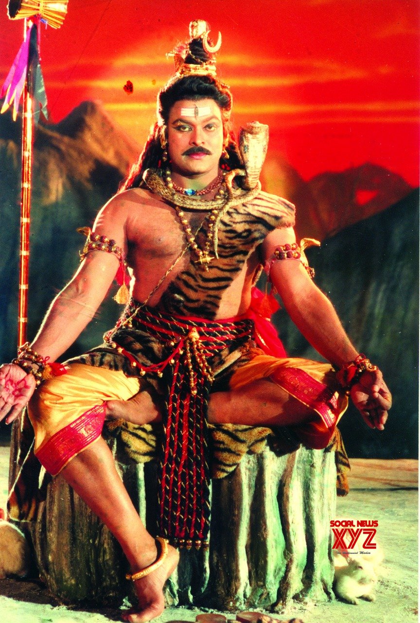 Megastar Chiranjeevi's Aapadbandhavudu Completes 28 Years - Social News XYZ