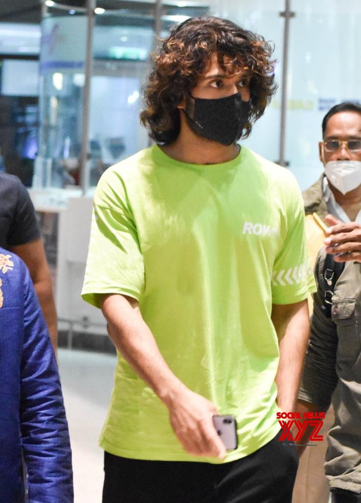 Vijay Devarakonda Latest Stills From Hyderabad Airport - Social News XYZ