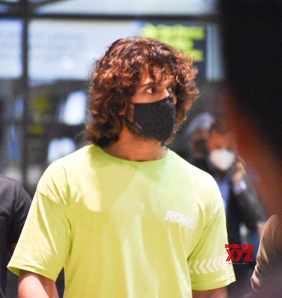 Vijay Devarakonda Latest Stills From Hyderabad Airport - Social News XYZ