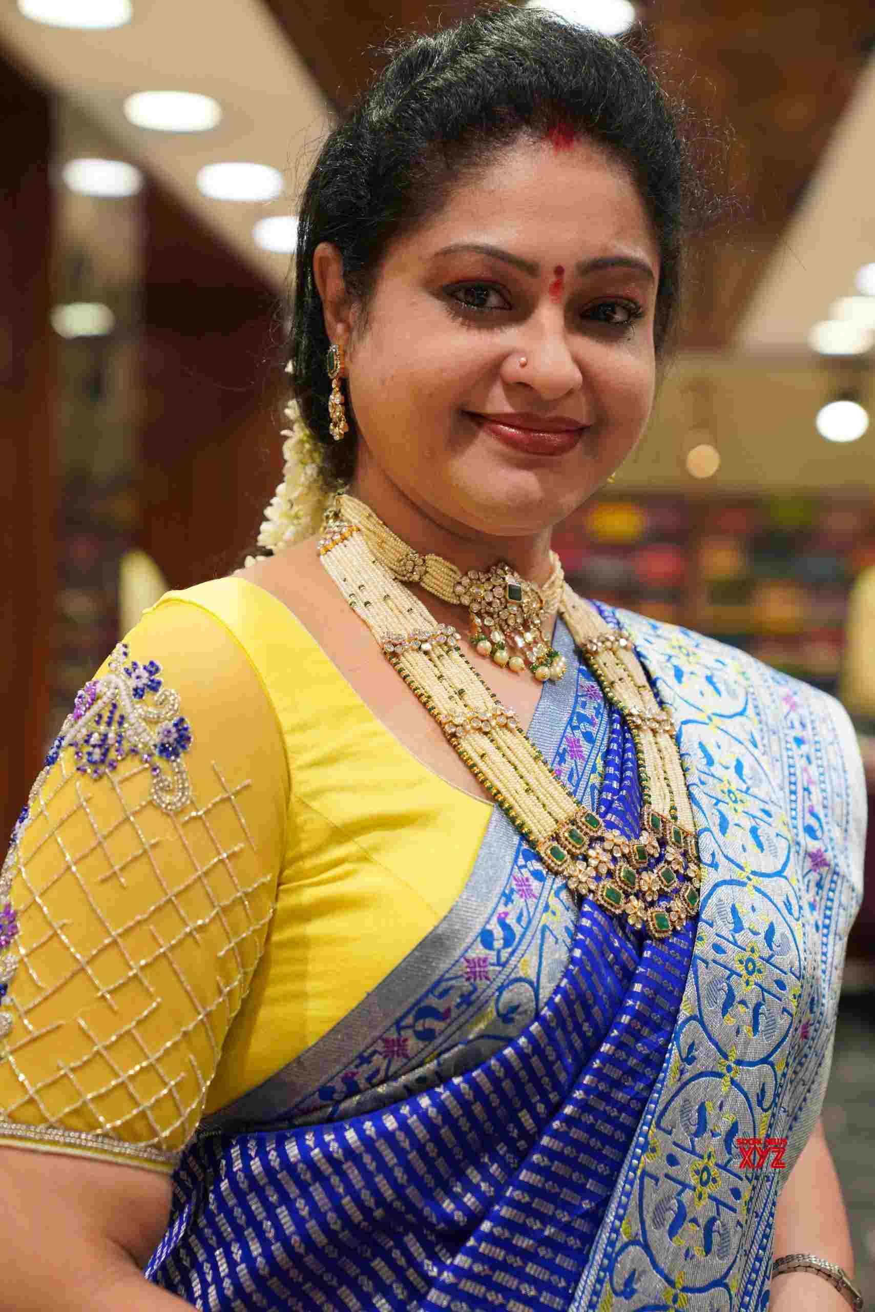 Actress Raasi HD Stills From Brand Mandir Wedding Saree Showroom ...