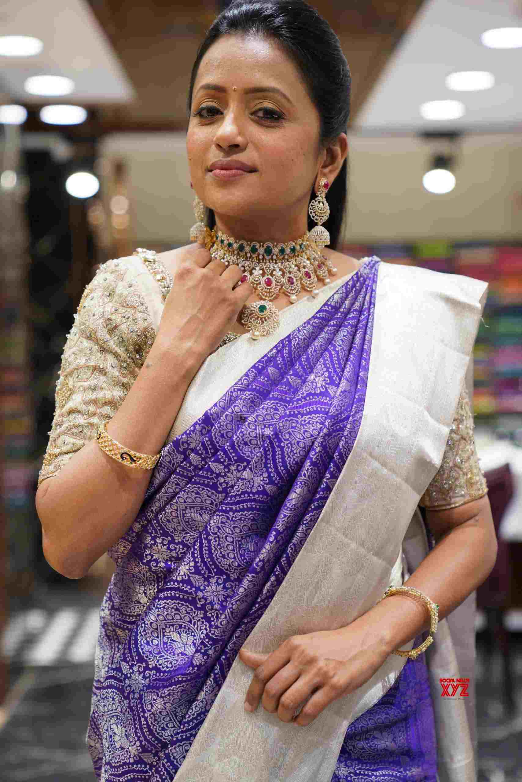 Actress Suma Kanakala HD Stills From Brand Mandir Wedding Saree ...