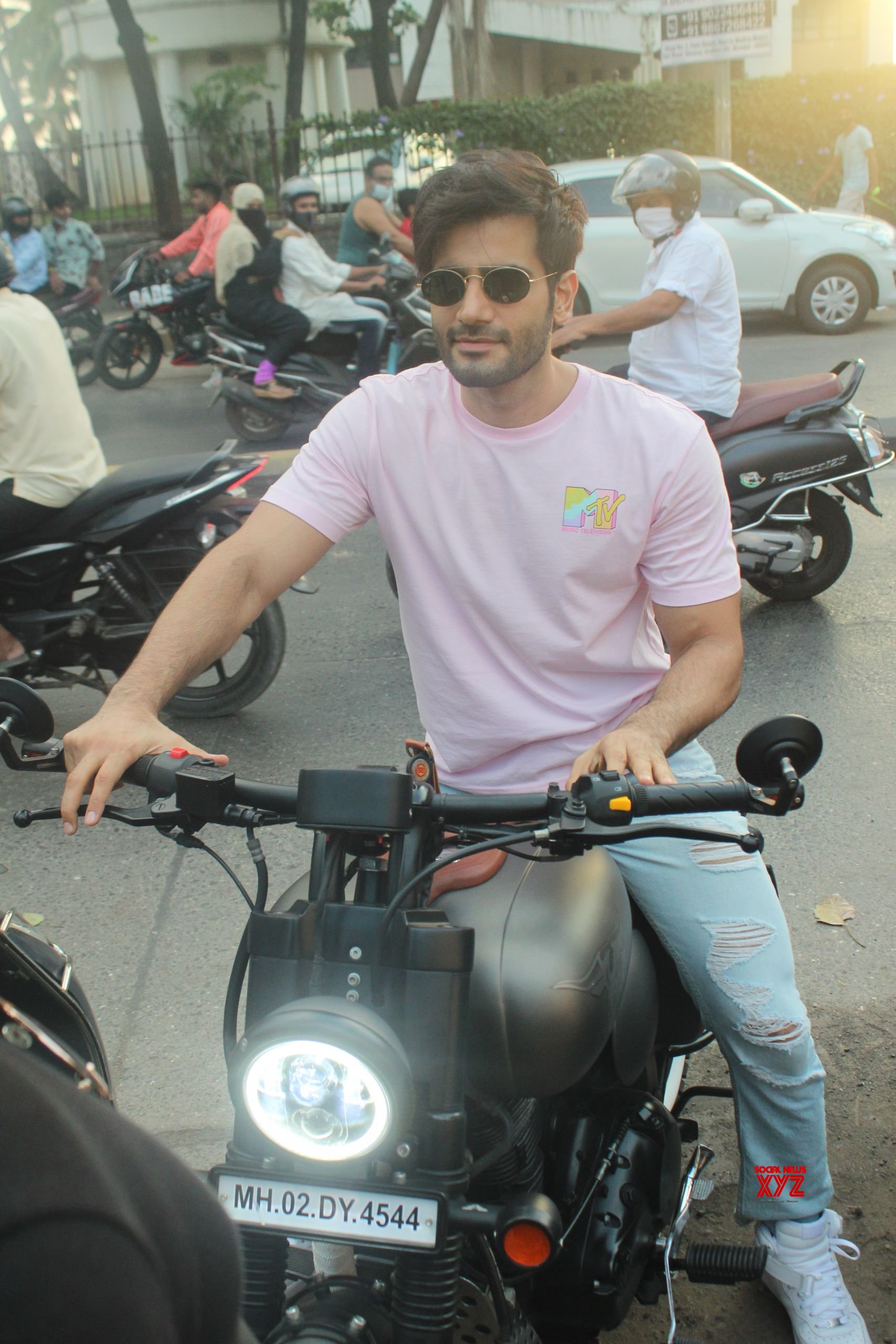 Karan Tacker Spotted At Hakim Alim Salon In Versova HD Gallery - Social ...