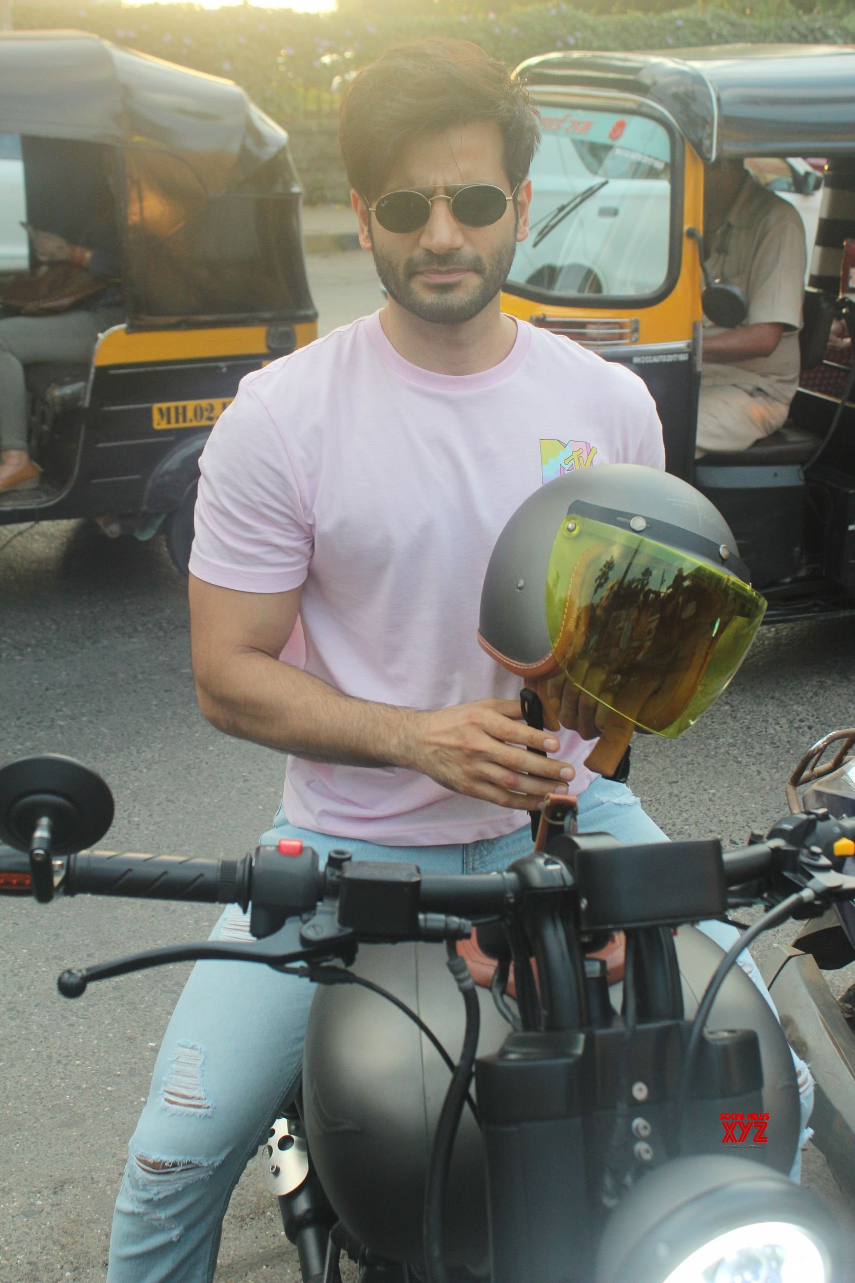 Karan Tacker Spotted At Hakim Alim Salon In Versova HD Gallery - Social ...