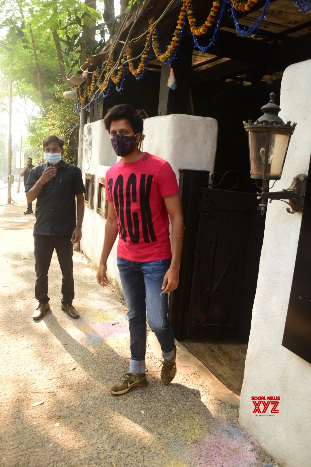 Ritesh Deshmukh Spotted At Hakim Alim Salon In Bandra HD Gallery ...