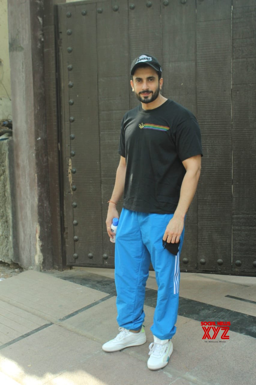 Sunny Singh Spotted At Juhu - Gallery - Social News XYZ