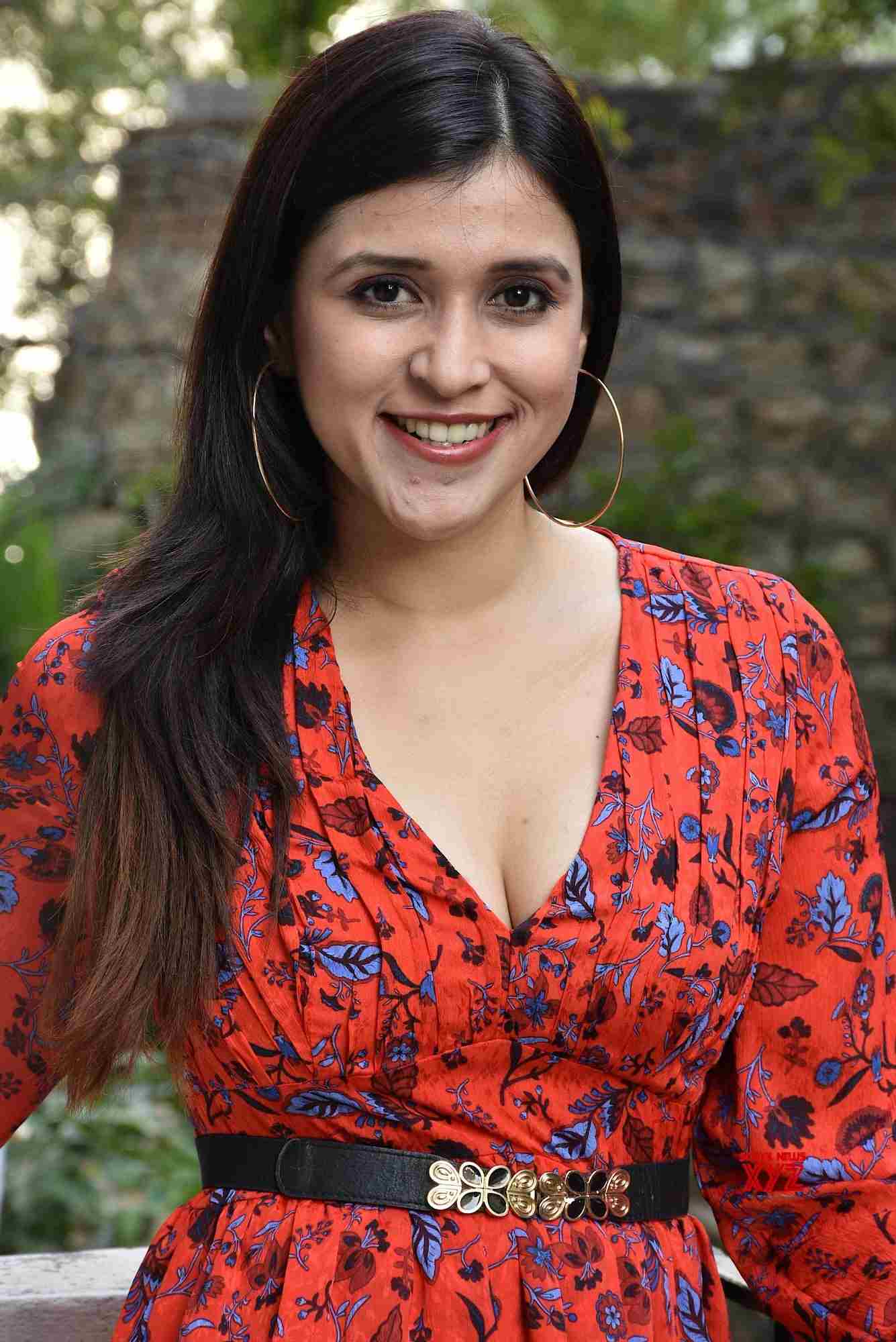 Actress Mannara Chopra HD Stills From Grand Fashion Showcase At The ...