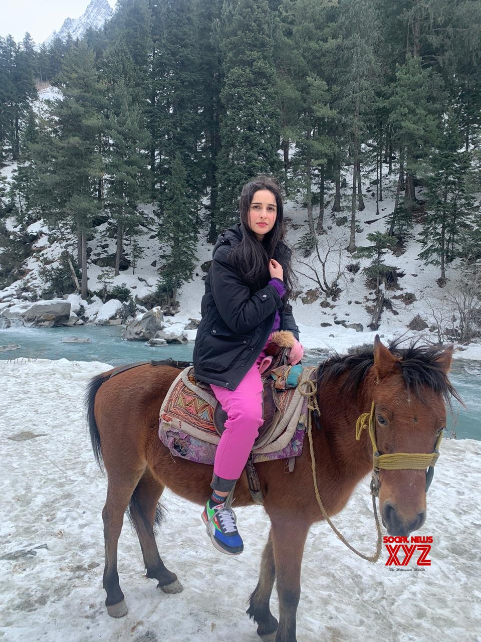 "Shikara" Film actress Sadia Khateeb looks super cute as she reaches ...