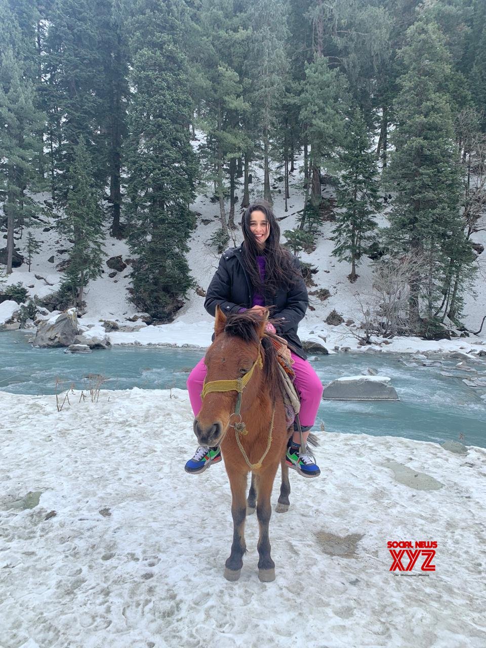 "Shikara" Film actress Sadia Khateeb looks super cute as she reaches ...