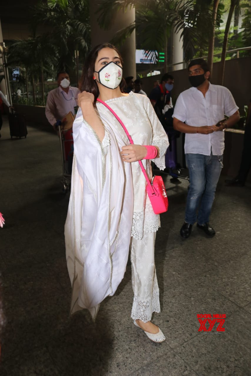 Actress Sara Ali Khan Spotted At Airport Arrival - Gallery - Social ...