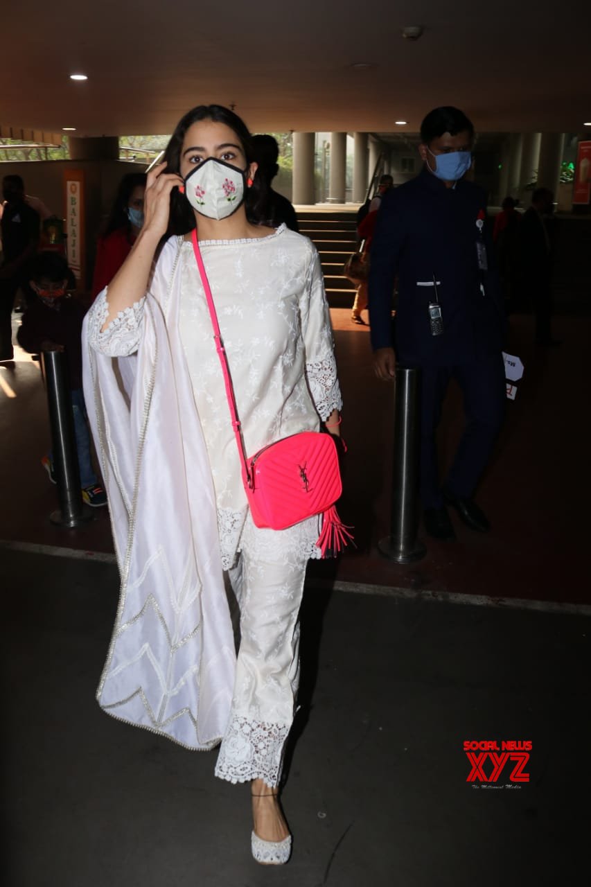Actress Sara Ali Khan Spotted At Airport Arrival - Gallery - Social ...