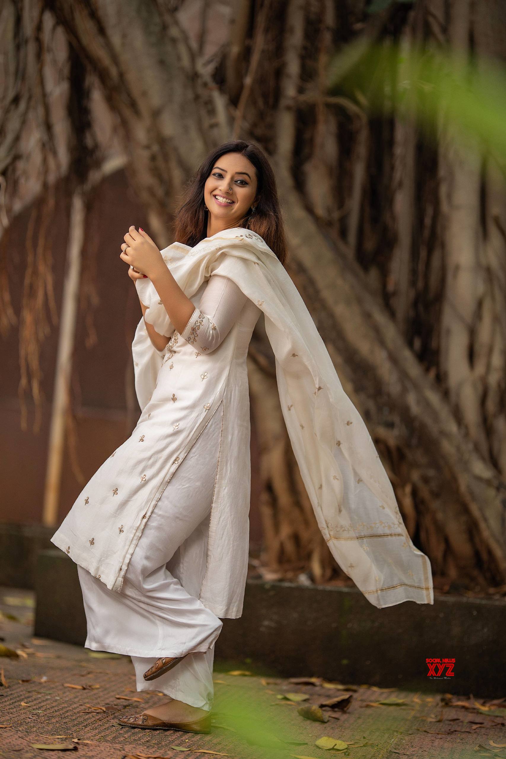 Actress Esha Chawla Latest Glam Photoshoot Stills - Social News XYZ