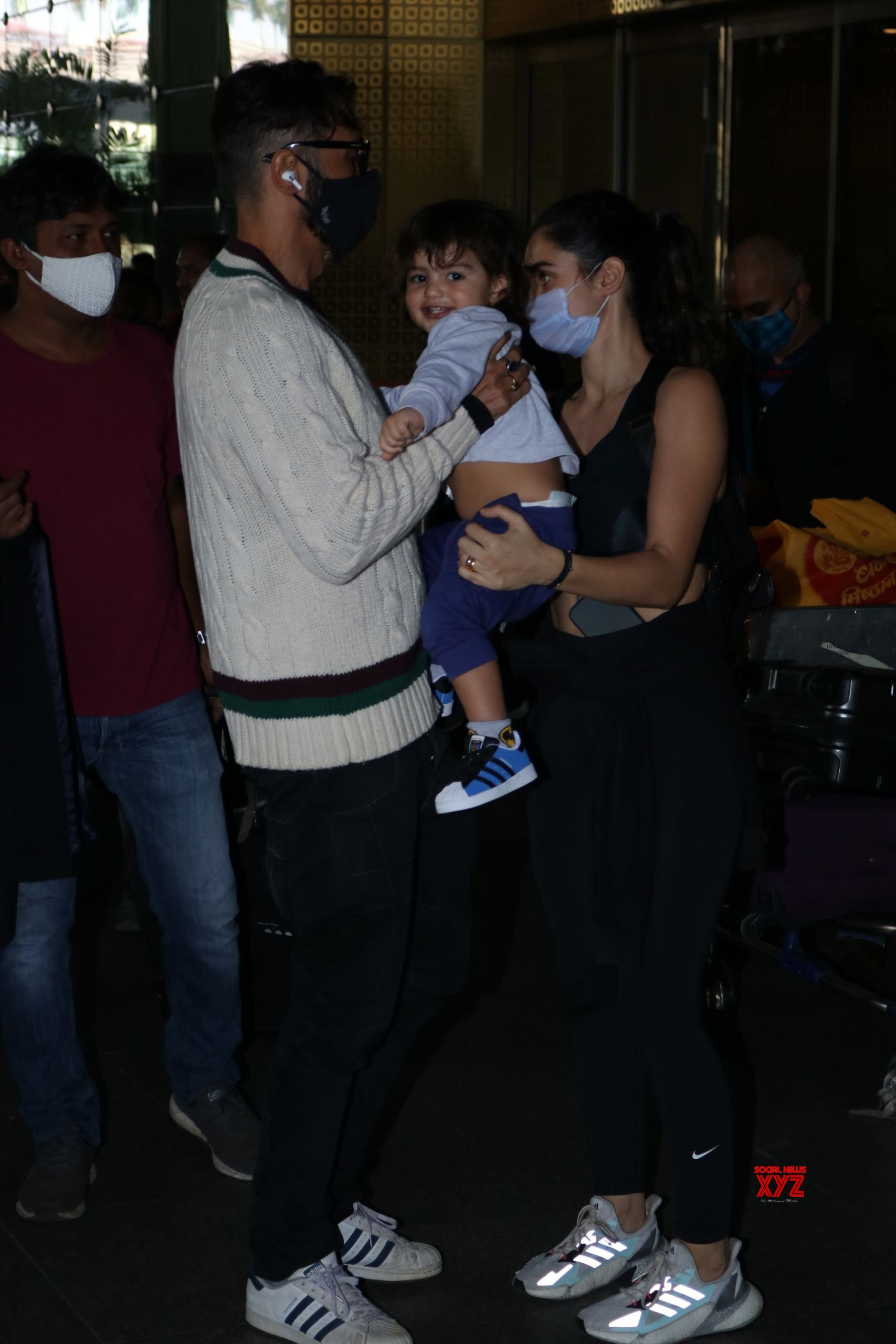 Arjun Rampal And His Family Spotted At Airport Arrival HD Gallery ...