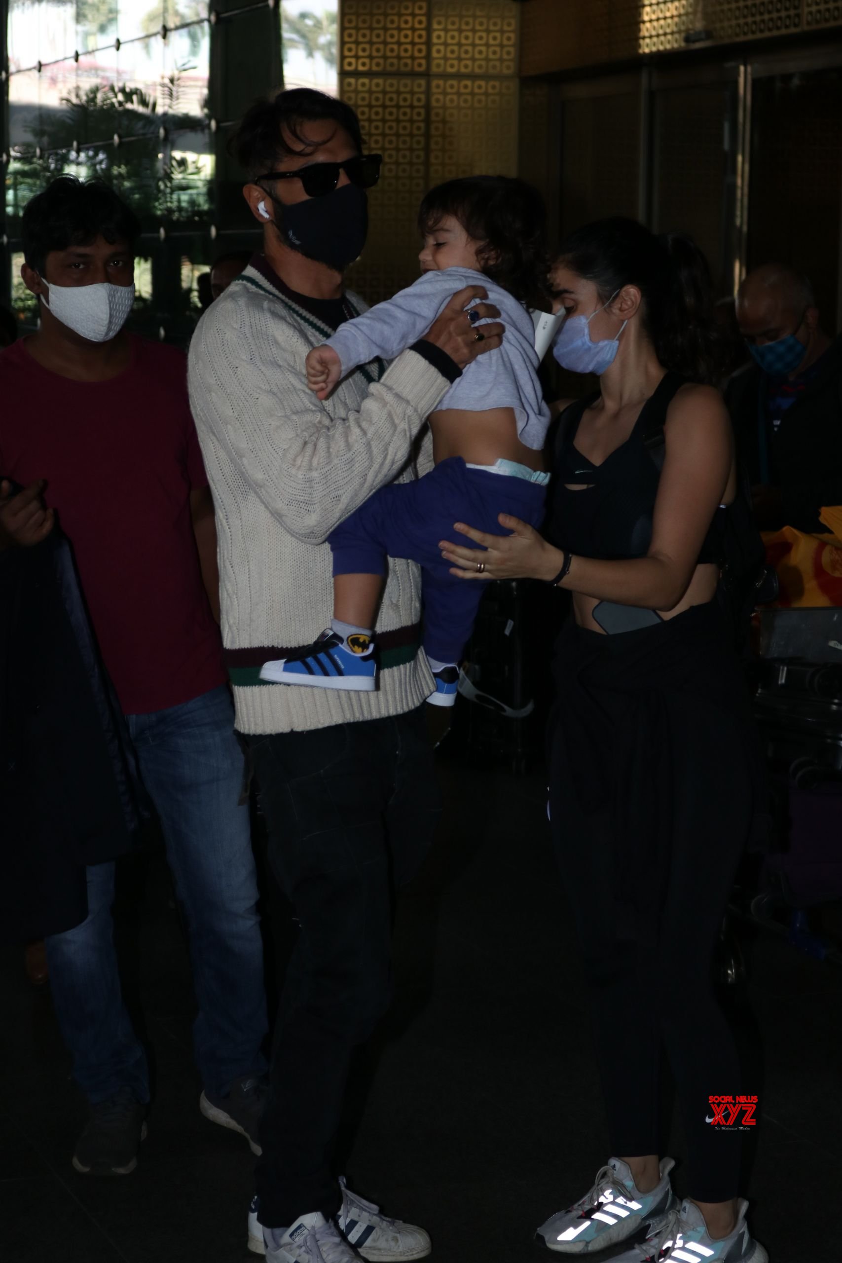Arjun Rampal And His Family Spotted At Airport Arrival HD Gallery ...