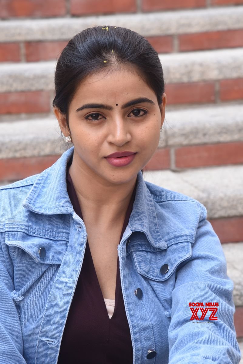 Actress Naveena Reddy Stills Form Sravanth Ram Creations Movie Opening ...