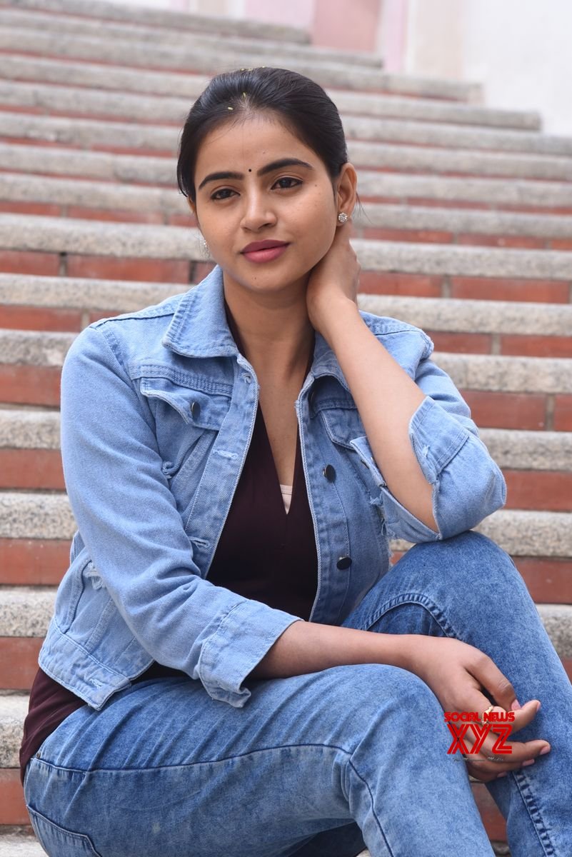 Actress Naveena Reddy Stills Form Sravanth Ram Creations Movie Opening ...