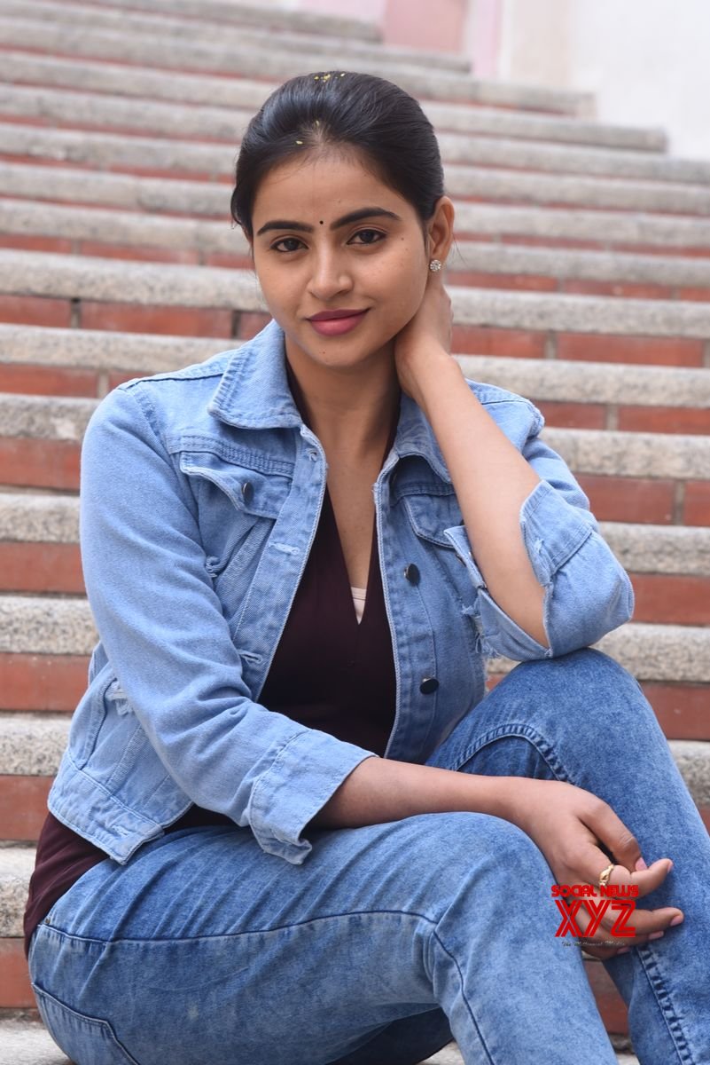 Actress Naveena Reddy Stills Form Sravanth Ram Creations Movie Opening ...