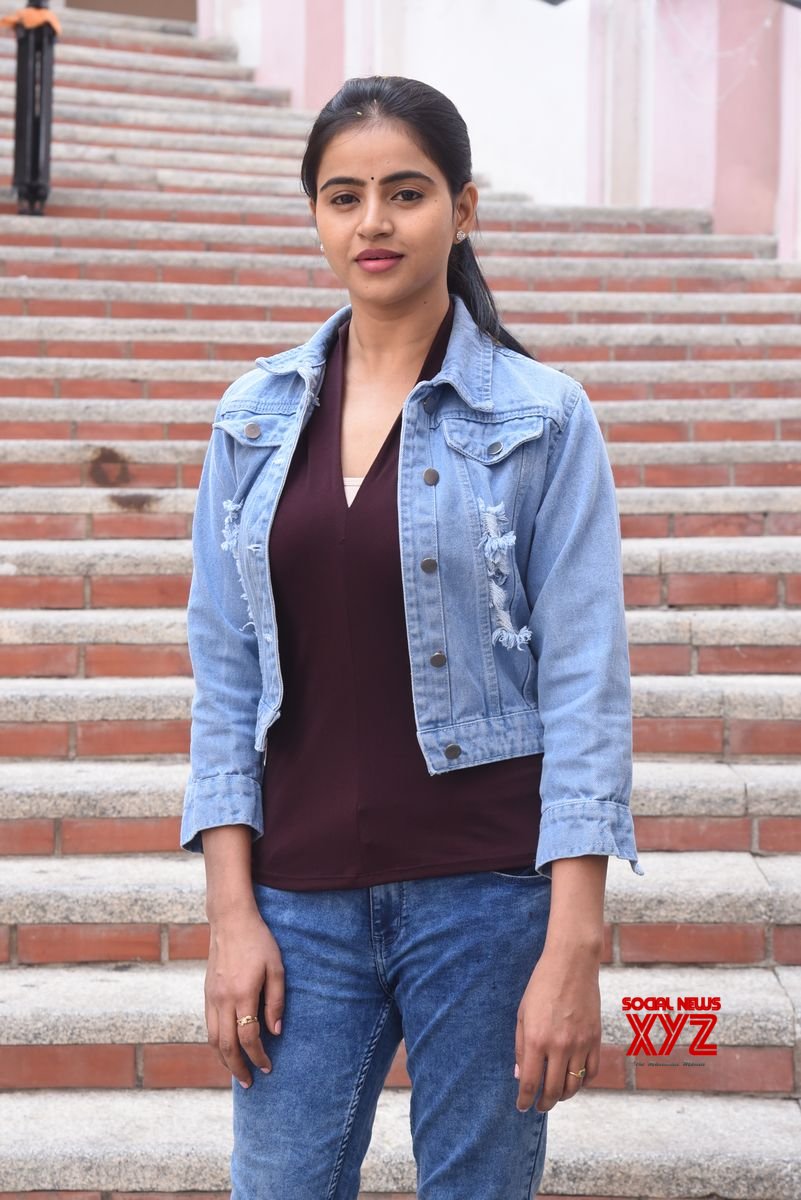 Actress Naveena Reddy Stills Form Sravanth Ram Creations Movie Opening ...