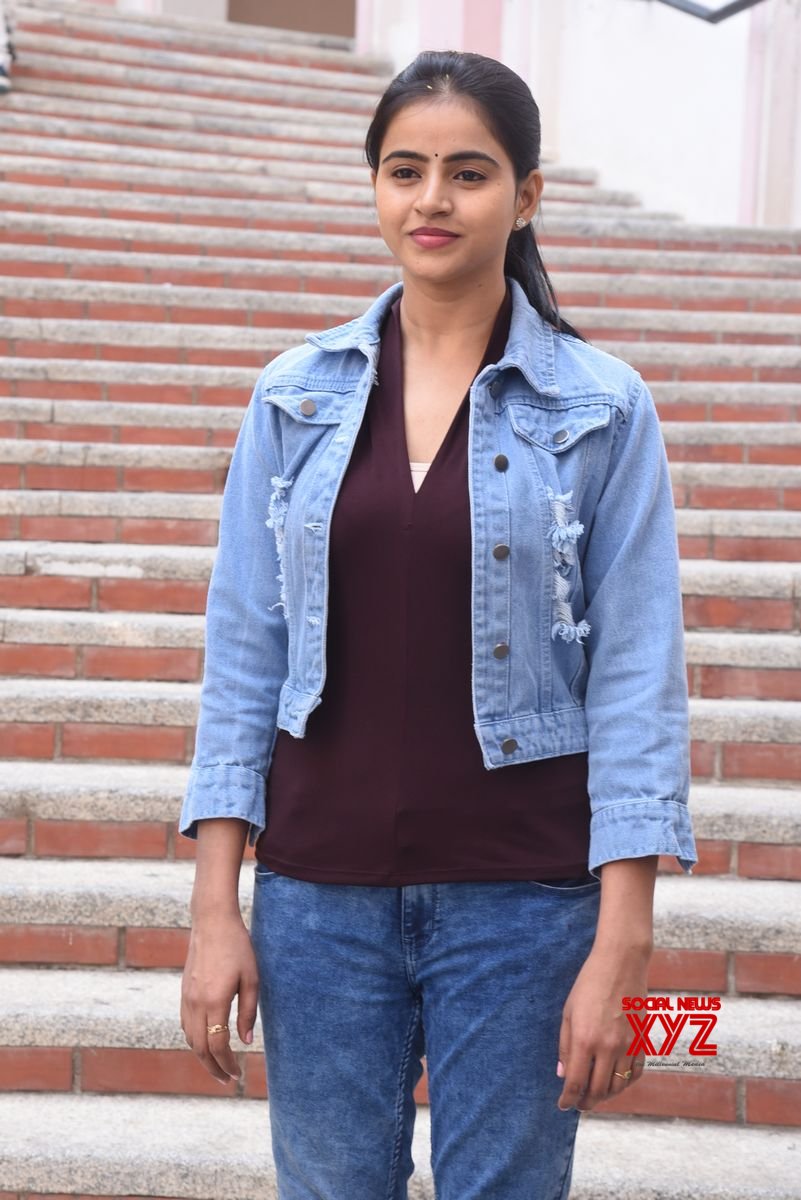 Actress Naveena Reddy Stills Form Sravanth Ram Creations Movie Opening ...