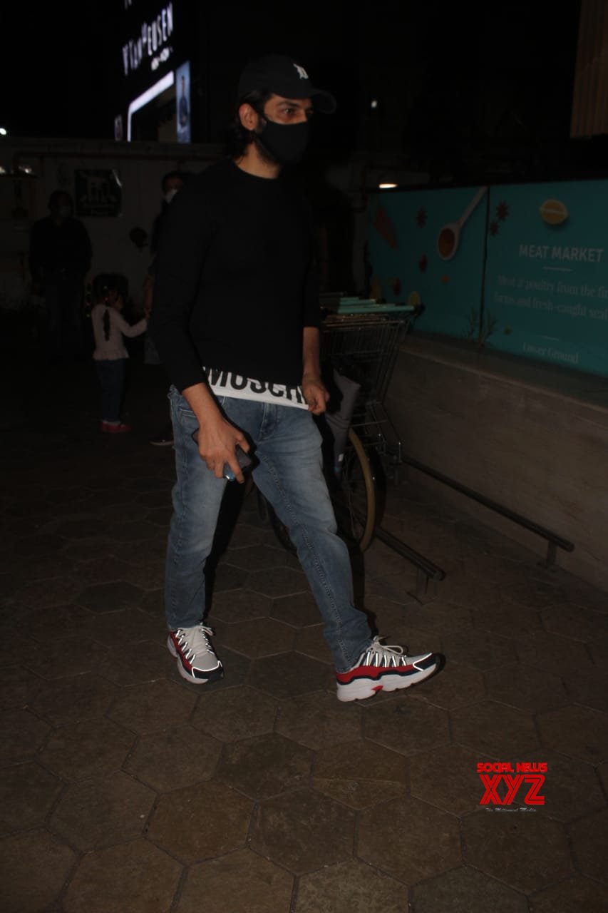Kartik Aryan Spotted At Khar - Gallery - Social News XYZ