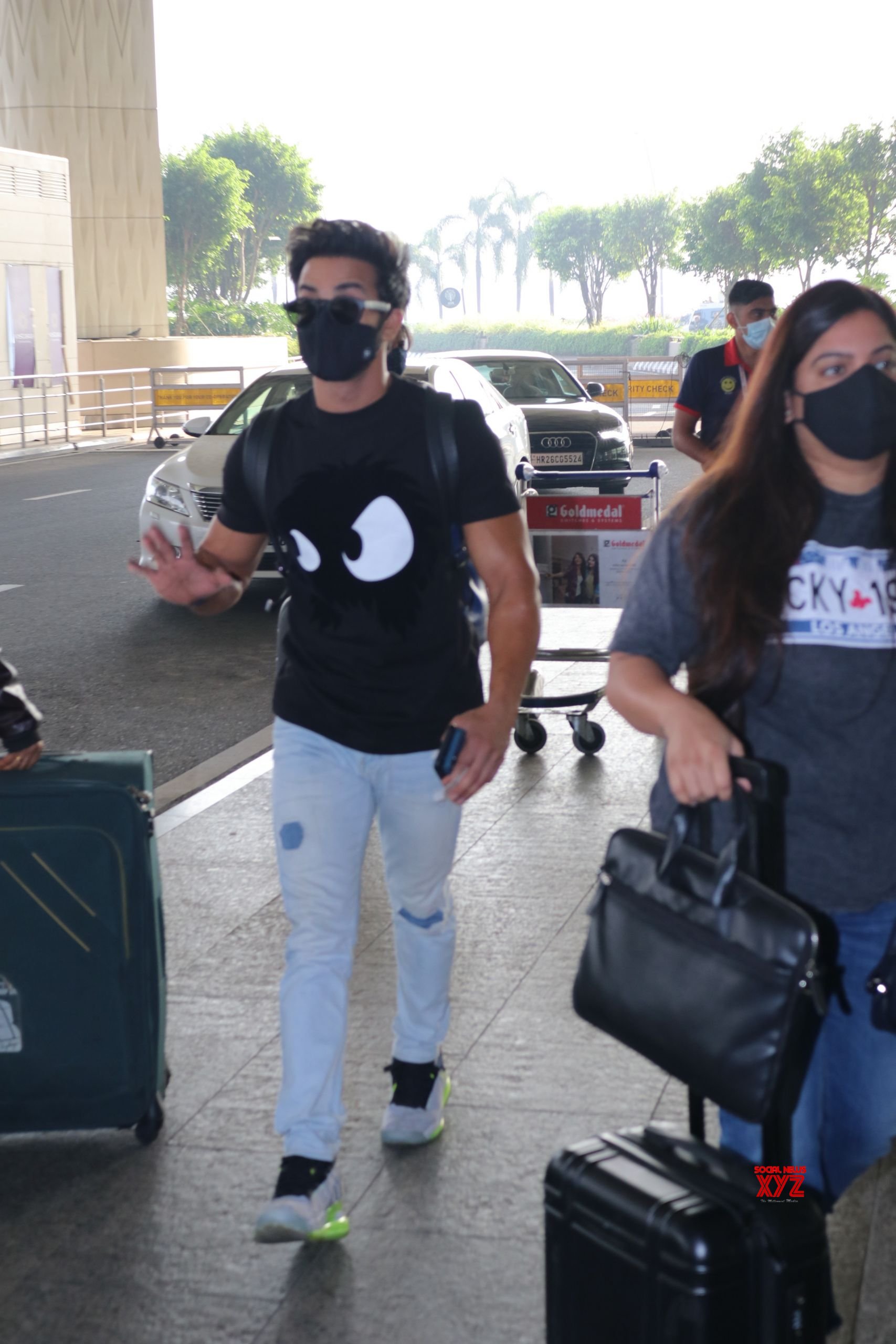 Pulkit Samrat Spotted At Airport Departure HD Gallery - Social News XYZ