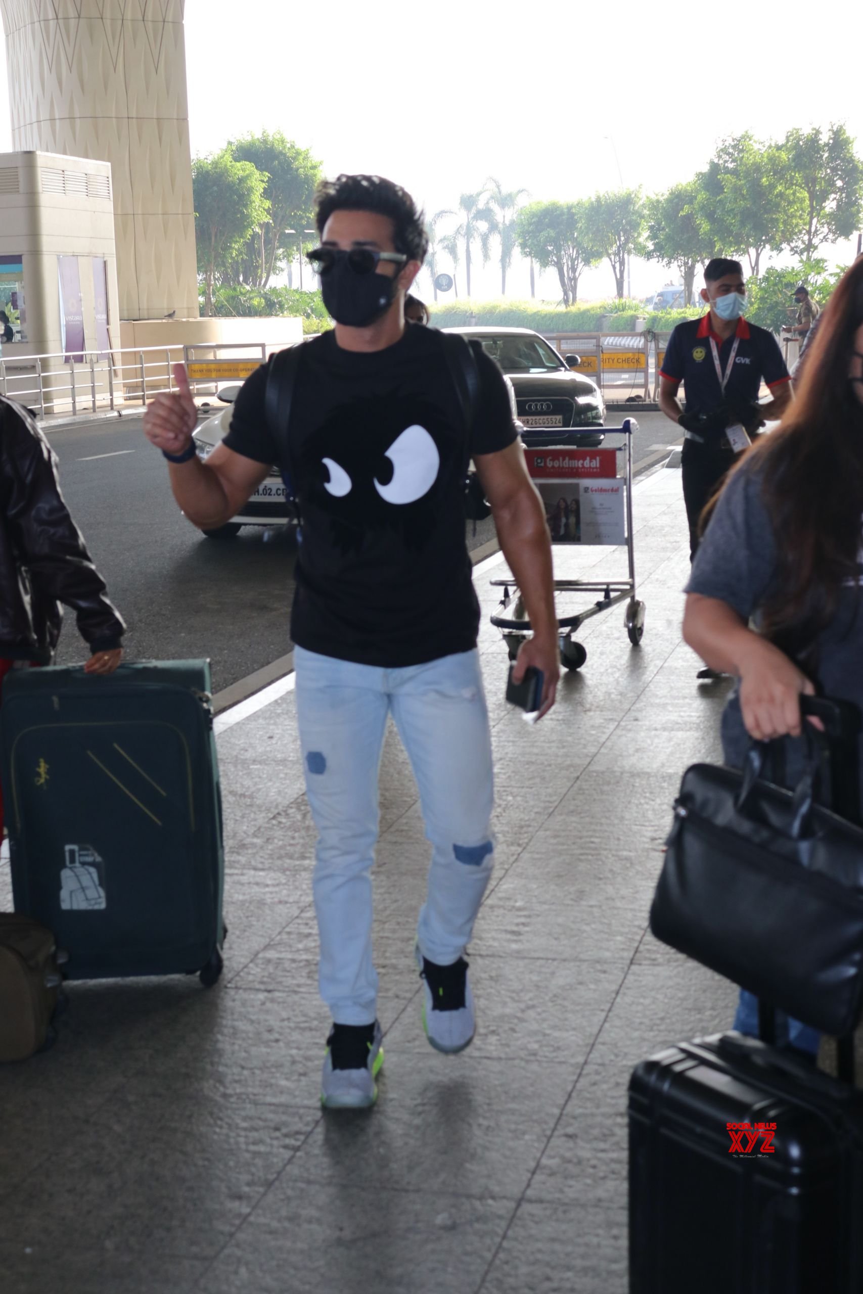 Pulkit Samrat Spotted At Airport Departure HD Gallery - Social News XYZ