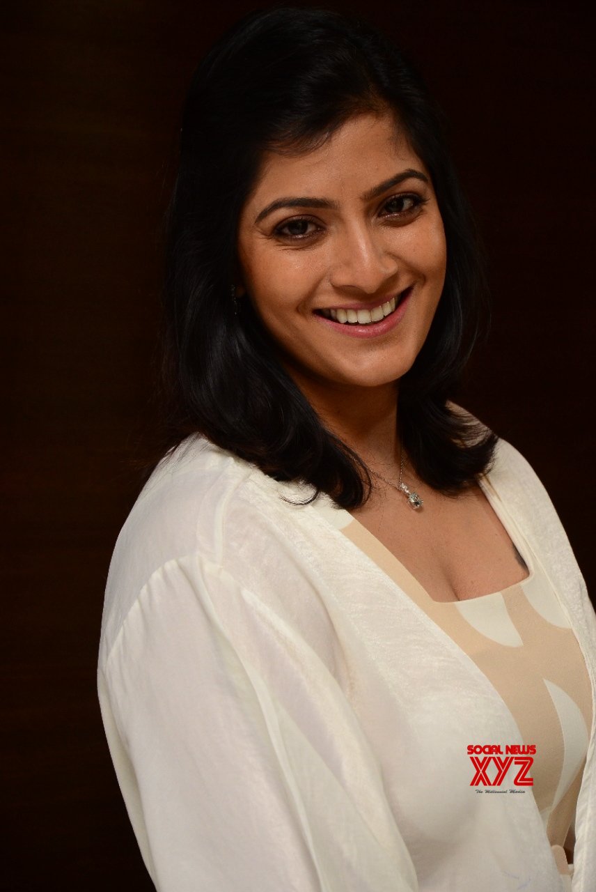 Actress Varalakshmi Sarathkumar Stills From Naandhi Team Appreciation ...